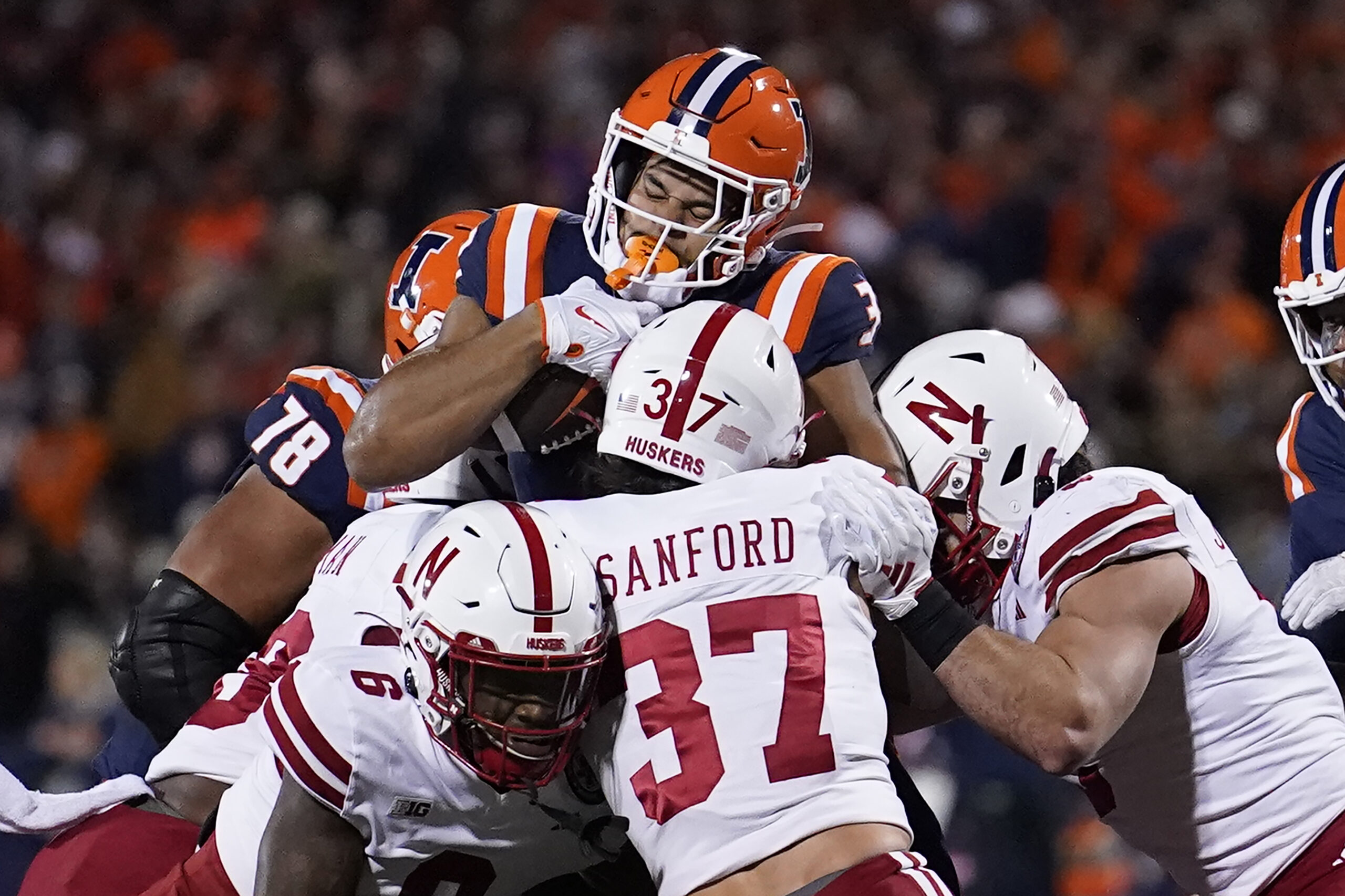 Wrapping up big Illinois back Feagin will test KU tacklers | News ...